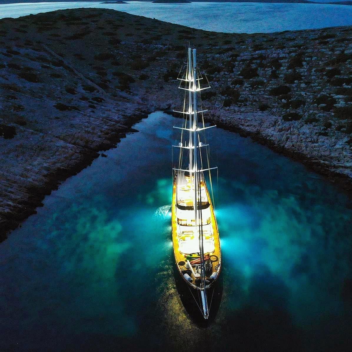 Underwater boat light - Manta Ray MR48CC - BluefinLed - for yachts ...