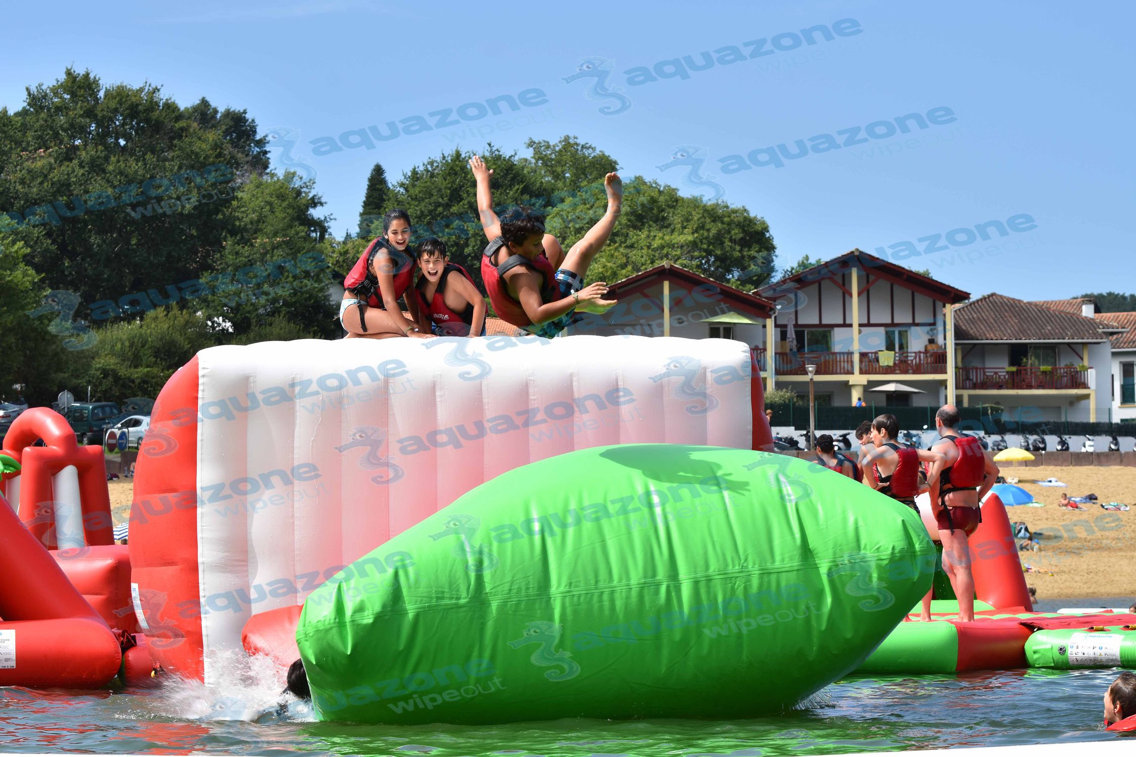 Catapult water toy - XXL - AQUAZONE parc aquatique - inflatable / floating