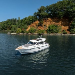 Inboard express cruiser - 495 - Nimbus - twin-engine / flybridge / classic