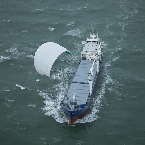 Ship kite propulsion system - SkySails - automatic