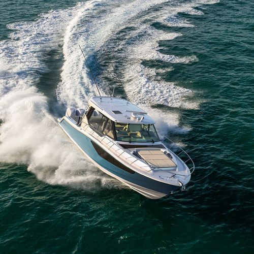 Outboard express cruiser - 405 CONQUEST - Boston Whaler - four-engine ...