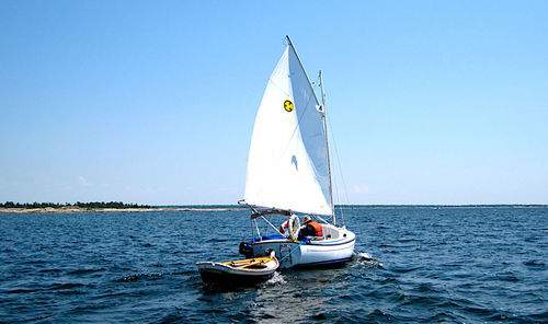 Classic sailboat - SUN CAT - Com-Pac Yachts - twin-berth / catboat