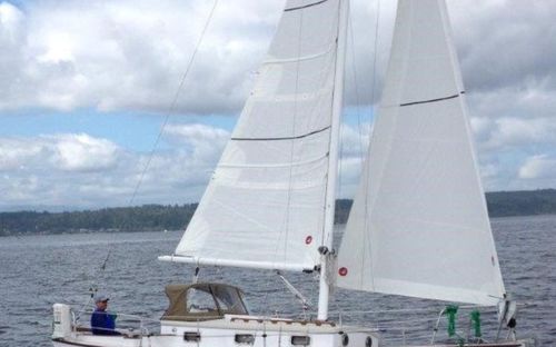 Cruising sailboat - Onyx 28 - Devlin - with bowsprit