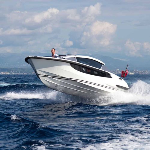 Inboard cabin cruiser - LIMOUSINE 9 M FRONT HELM STATION - Yachtwerft ...