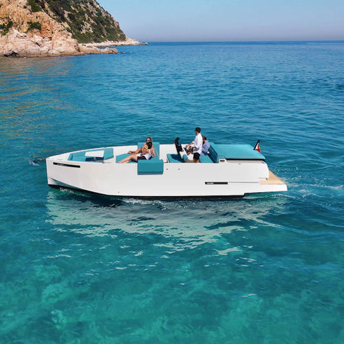 Inboard walkaround - D28 DECK - De Antonio Yachts - twin-engine / open ...