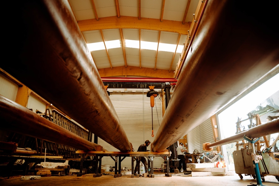 wooden tallship mast construction - 45 ZA de Kerran, 56470 Saint ...