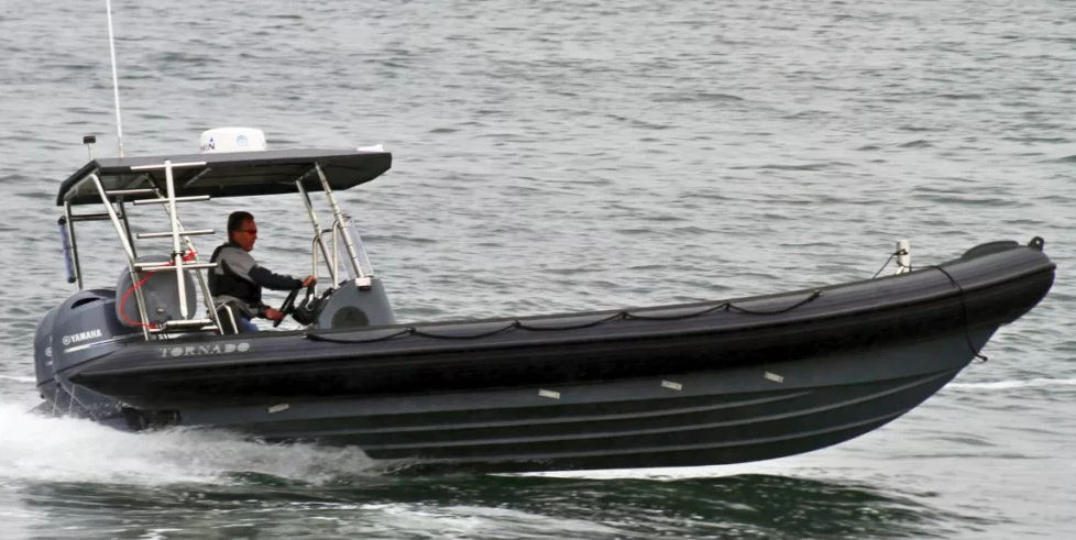 Barco inflável com motor de popa - 7.5M - Tornado Boats International ApS - semirrígido / open ...