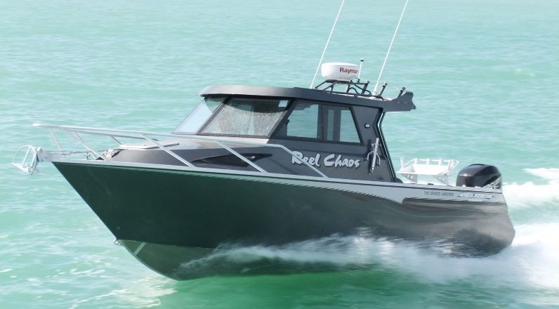 Lancha Cabin Cruiser com motor de popa - 750 MODELS - White Pointer ...