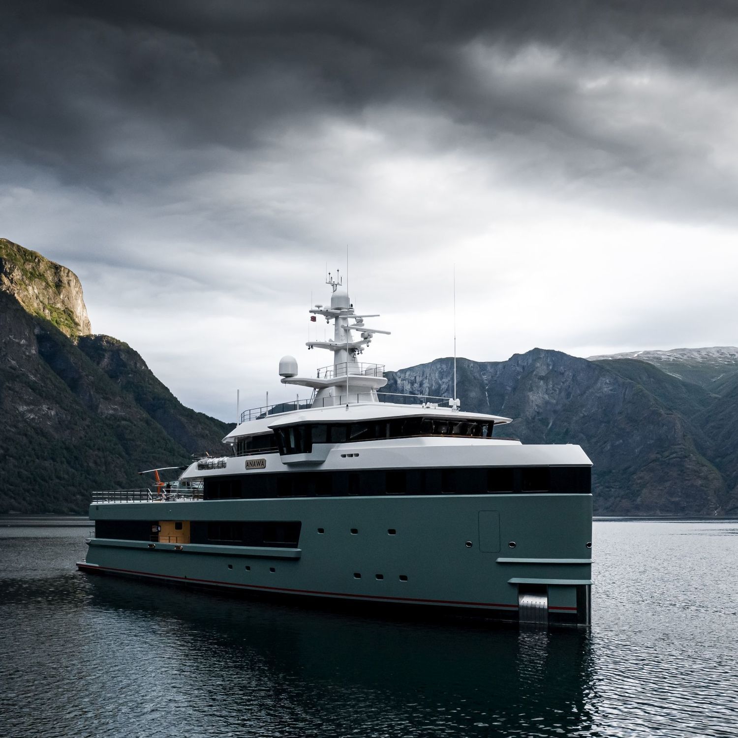 Megaiate de cruzeiro - ANAWA - Damen Yachting - com casa de leme ...