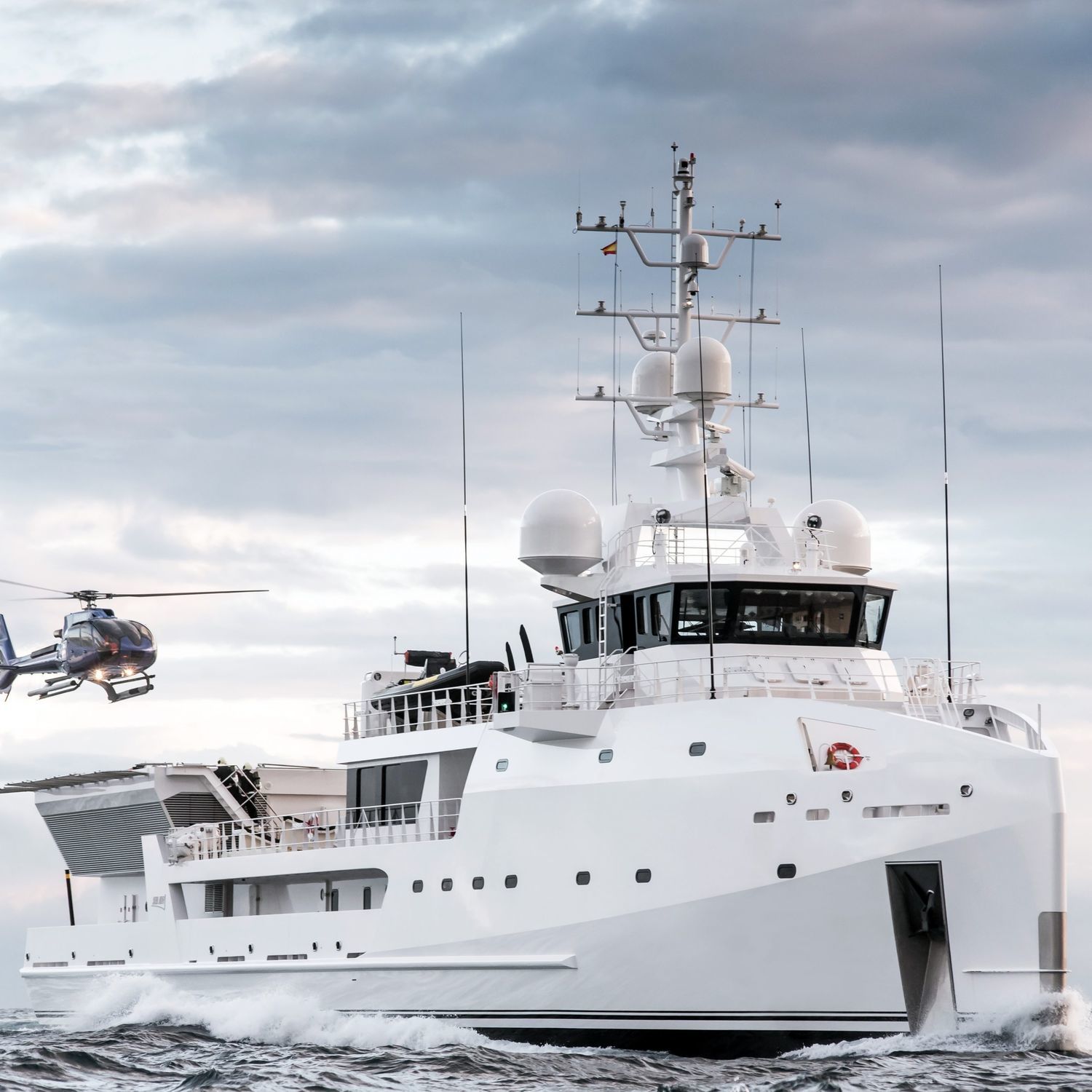 Megaiate de cruzeiro - GAME CHANGER - Damen Yachting - com casa de leme ...