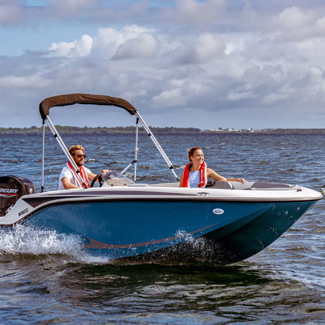 Deck-boat com motor de popa - M15 - Bayliner - com console lateral ...
