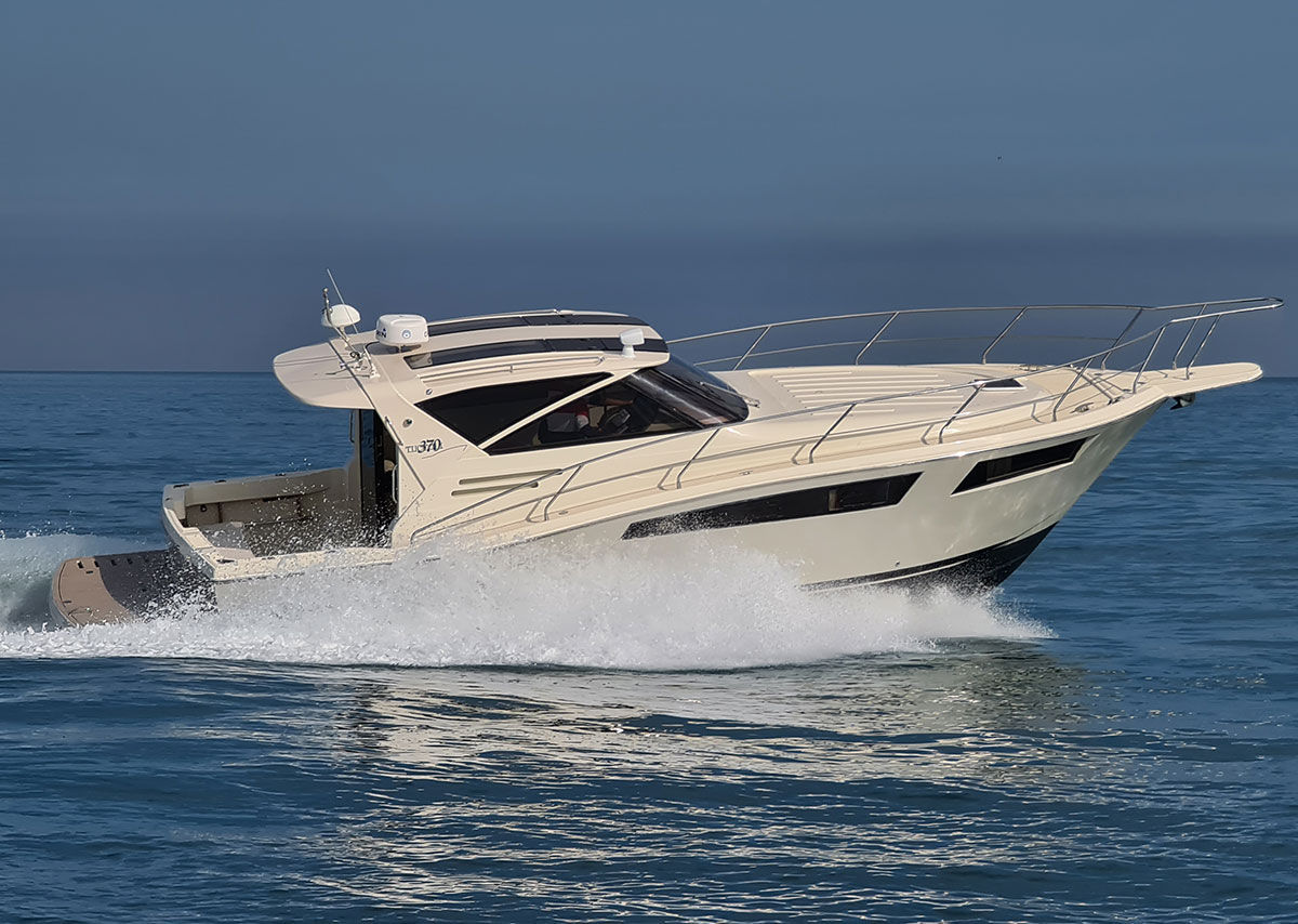 Lancha Express Cruiser com motor de centro - T370 SF Sparviero ...