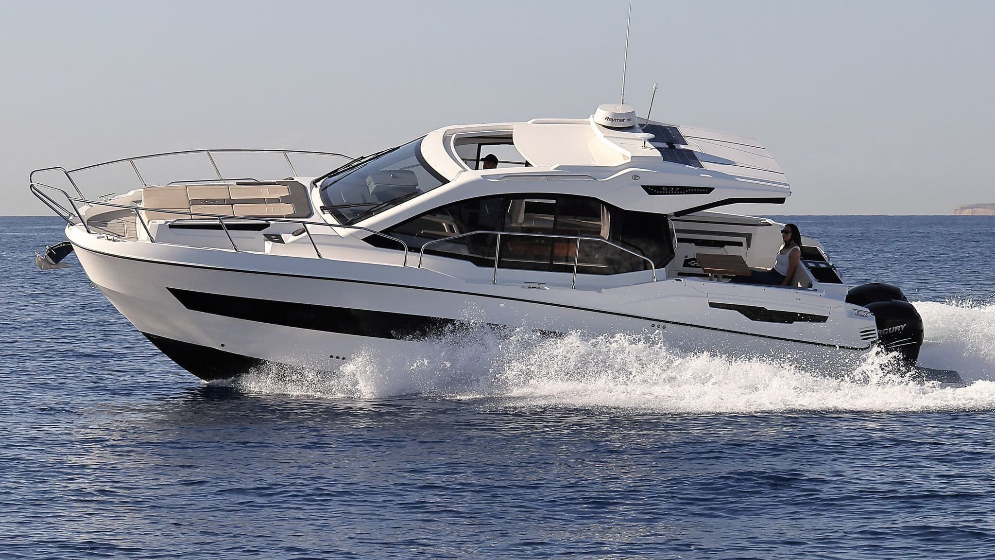 Lancha Express Cruiser com motor de popa - S37-X - Karnic - bimotor ...