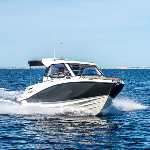 Lancha Cabin Cruiser com motor de popa - Activ 705 Weekend ...