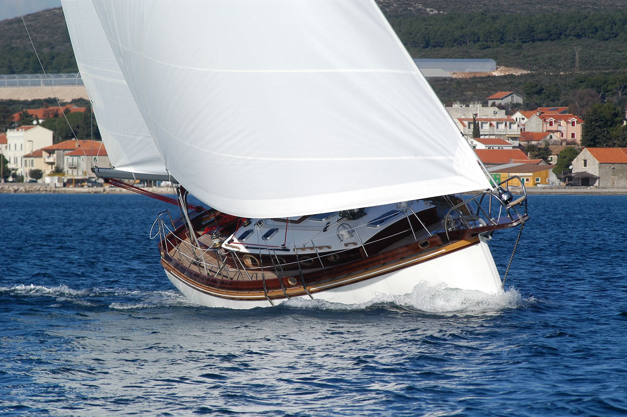 Veleiro clássico - CUTTER - Enavigo Yachts - em madeira / chalupa