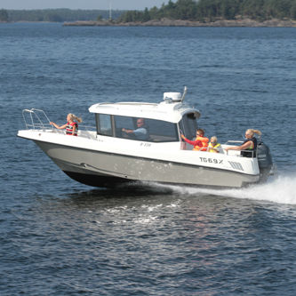 Lancha Cabin Cruiser com motor de popa - 6.9X - TG Boat - com cockpit ...