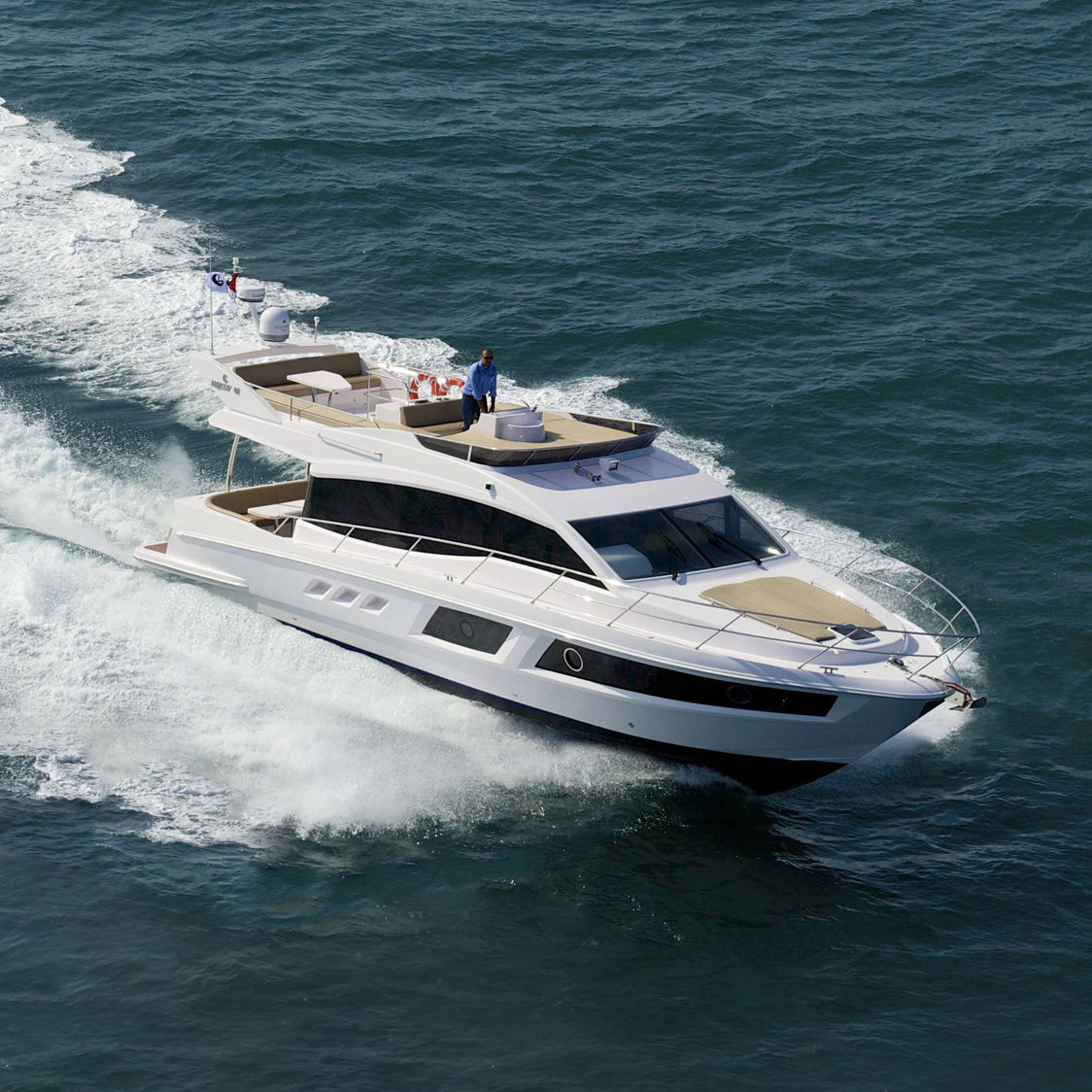 Lancha Express Cruiser com motor de centro - 48 - Majesty Yachts - com ...