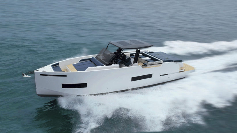 Lancha Express Cruiser com motor de popa - D50 - De Antonio Yachts ...