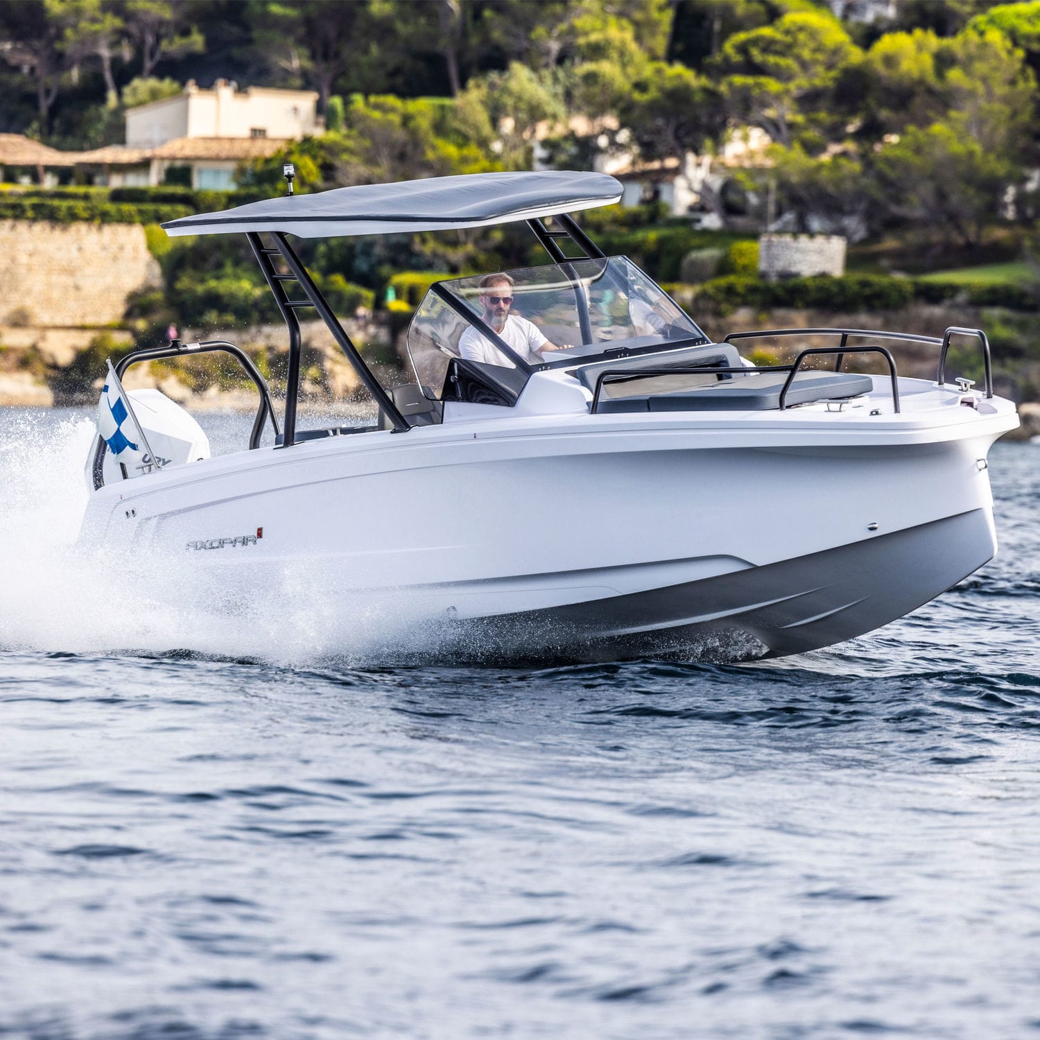 Lancha Cabin Cruiser com motor de popa - 25 CROSS TOP - Axopar Boats Oy ...