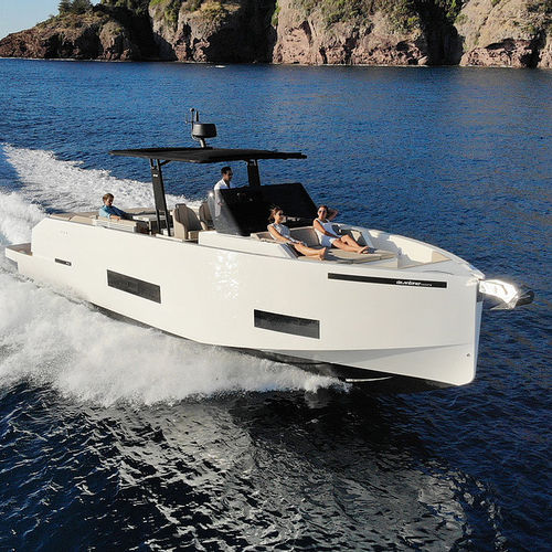 Lancha Express Cruiser com motor de centro - D42 - De Antonio Yachts ...
