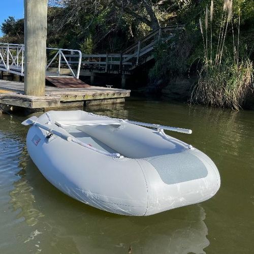 Bote auxiliar com motor de popa - THE STOWAWAY - True Kit Inflatables ...